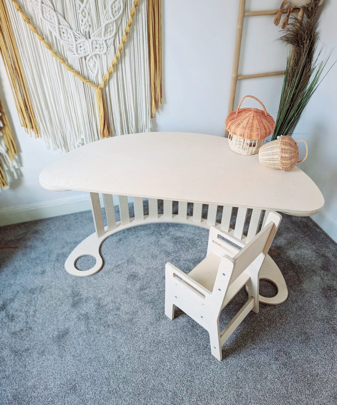 Drewniany Bujak Montessori z blatem, krzesełkiem oraz poduszką XXL ...